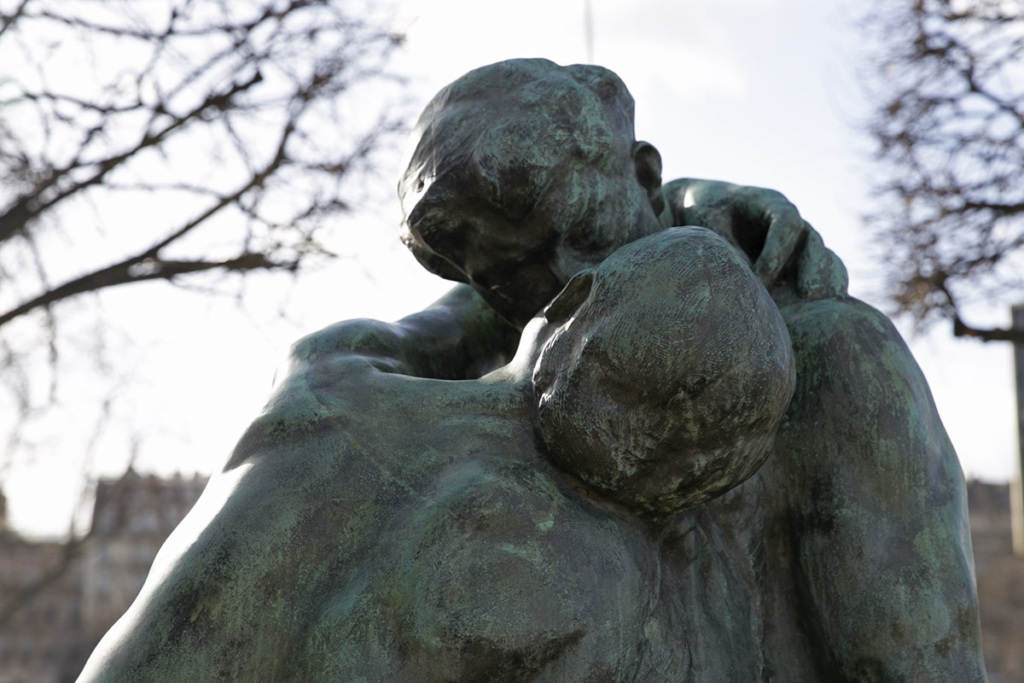 Lovers in the Tuileries Rodin’s sculpture "The Kiss" - Romantic Paris