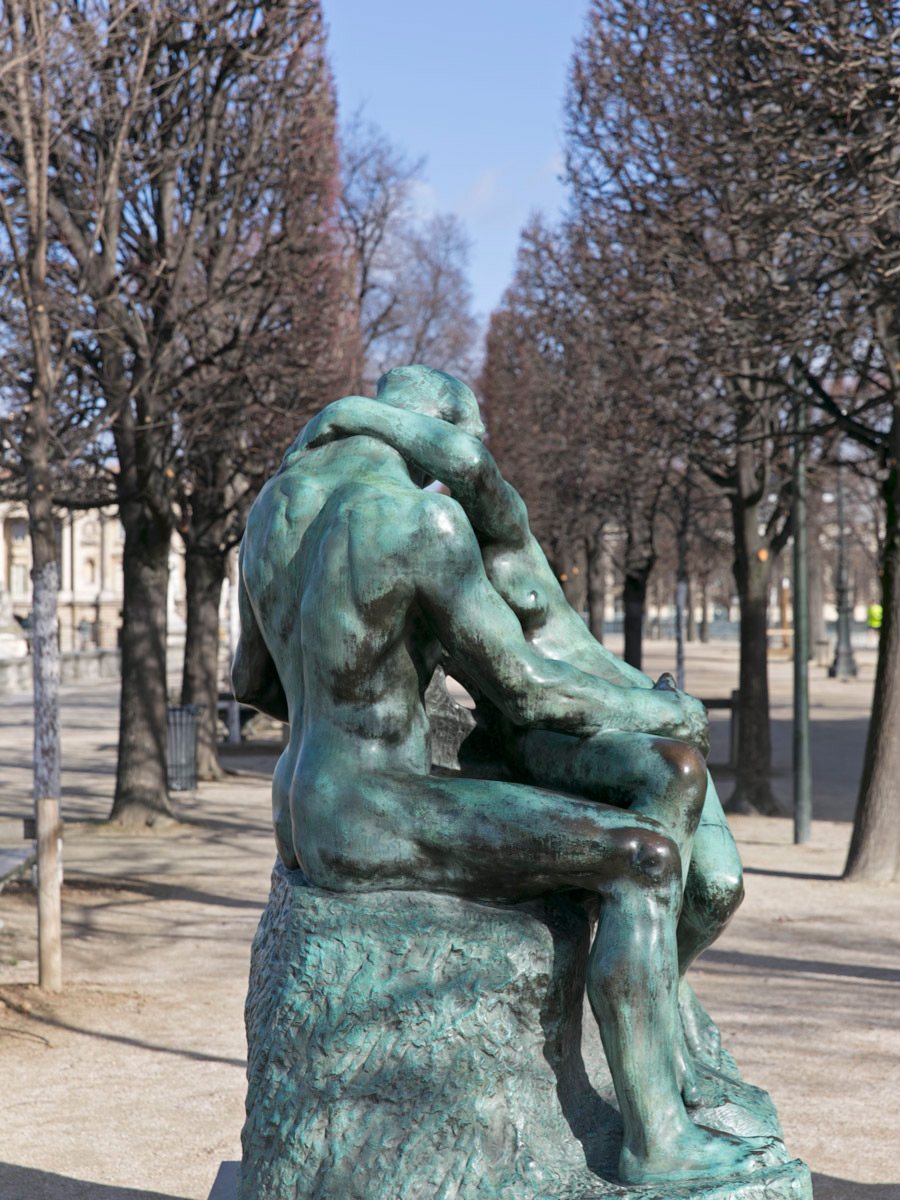 Lovers in the Tuileries Rodin’s sculpture "The Kiss" - Romantic Paris